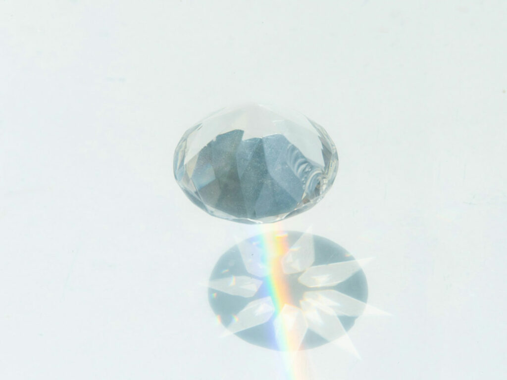 Pierre de naissance avril : Diamant ou Cristal de Roche ? Guide complet